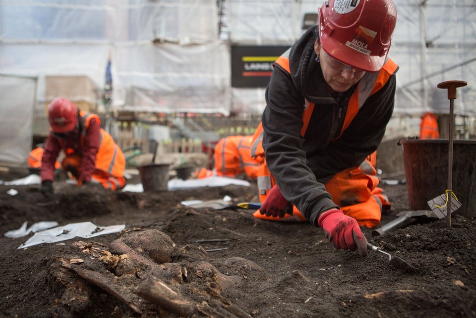 Archaeologists Find Woman's 350-Year-Old Corpse Buried With Husband's ...
