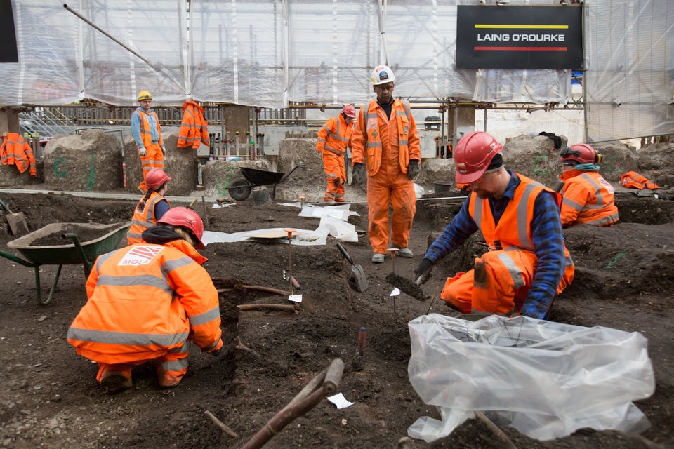 Archaeologists Find Woman's 350-Year-Old Corpse Buried With Husband's ...