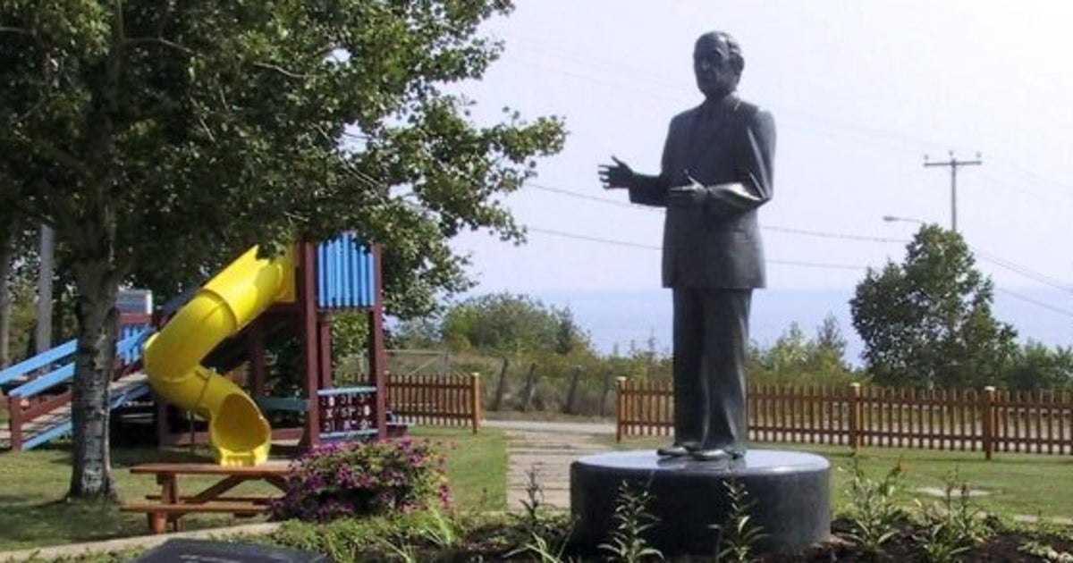 La statue de René Lévesque a été vandalisée à deux reprises en Gaspésie ...
