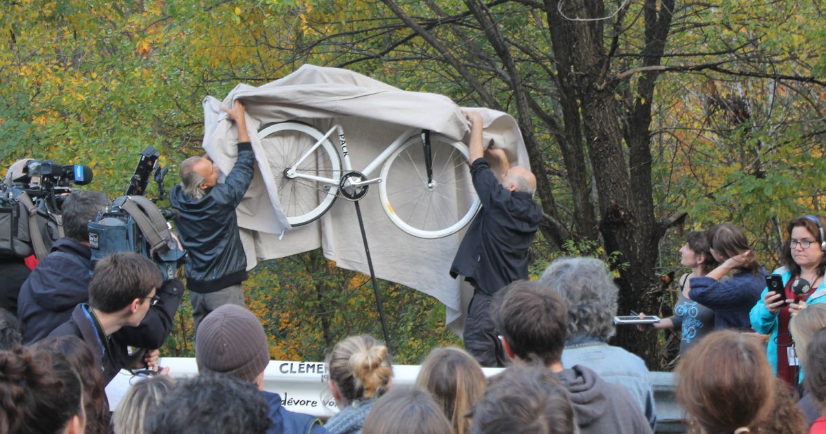 Un vélo blanc a été installé à la mémoire de Clément Ouimet | HuffPost ...