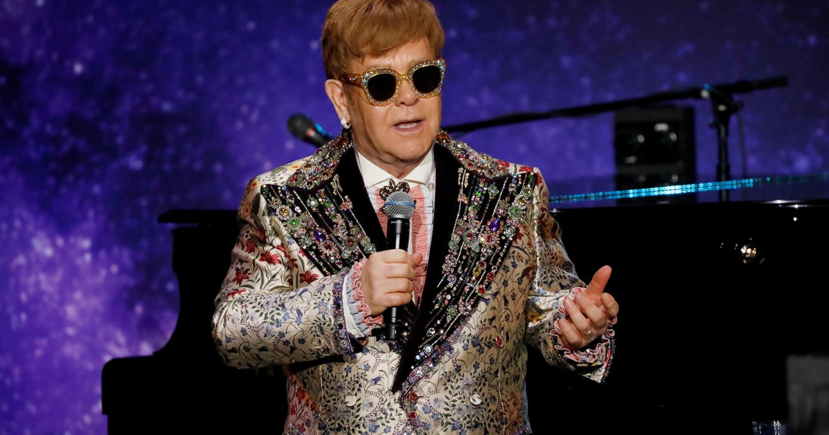 Elton John hurle sur ses admirateurs en plein concert et quitte la ...