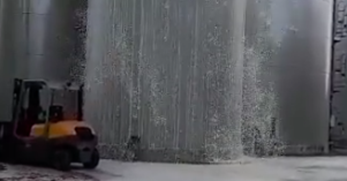 Impressionnante cette explosion de 30 000 litres de Prosecco ...