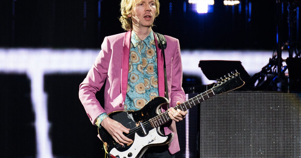 Beck fait passer le public de la Place Bell par toute la gamme des ...