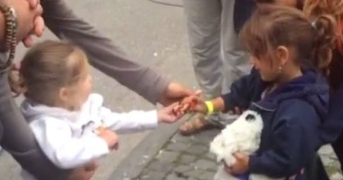 Une fillette allemande accueille une jeune réfugiée syrienne dans son ...