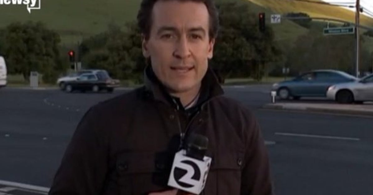 Le reporter Alex Savidge évite de se faire frapper de justesse en plein ...