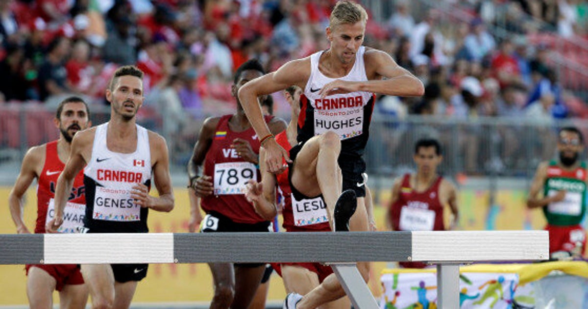 Matt Hughes et Alex Genest au sommet du podium du 3000 m steeple ...