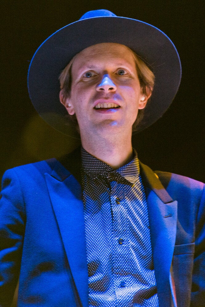 Après une longue pause, Beck lance le premier de deux albums à paraître ...