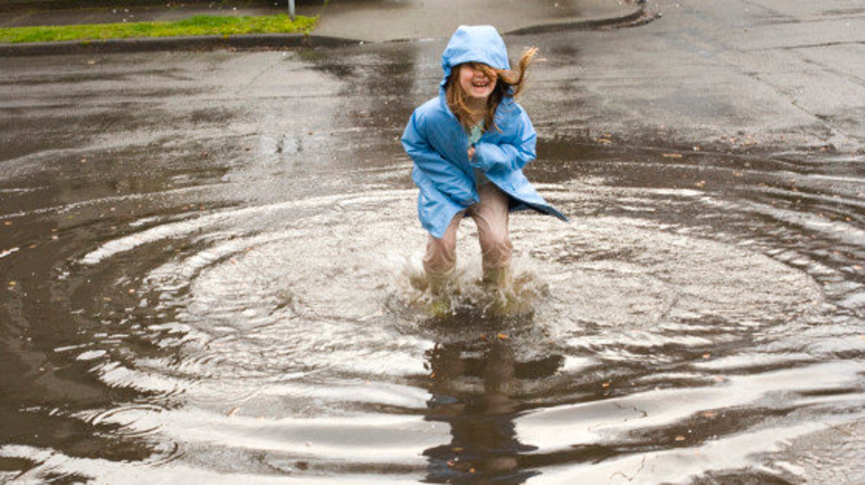 Le plaisir de cet enfant qui nage dans une flaque d'eau est contagieux ...