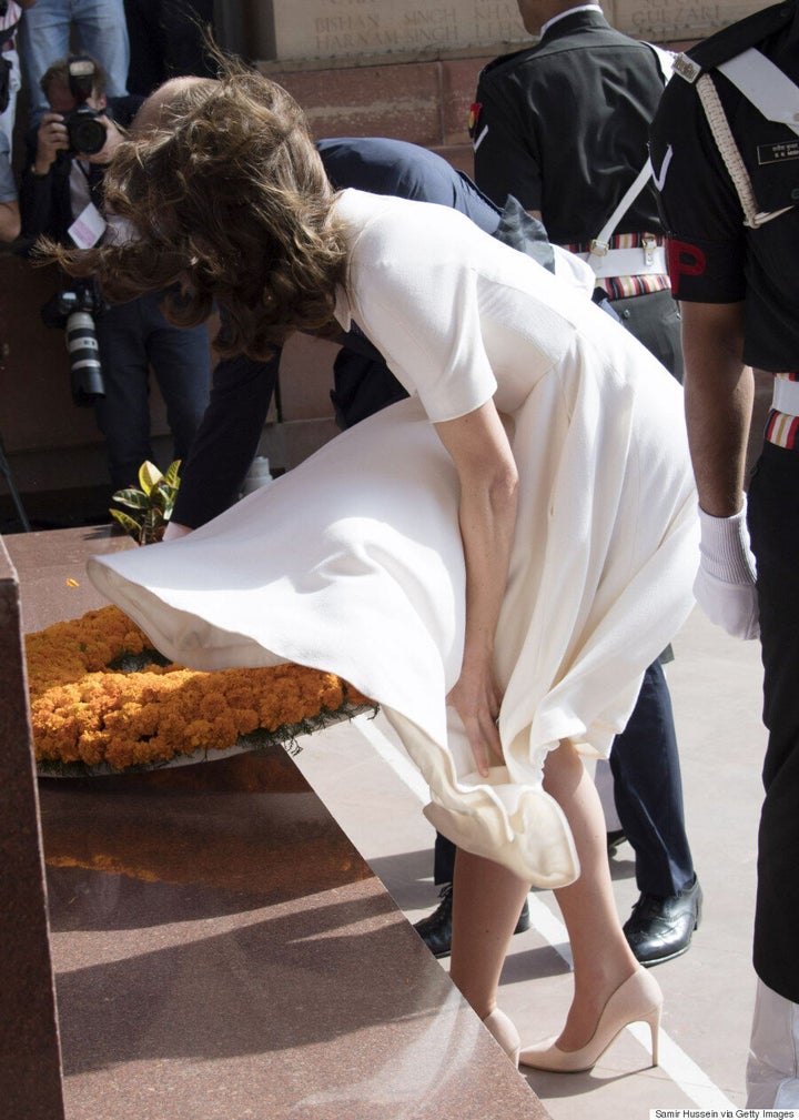 Kate Middleton vit un moment «Marilyn» en Inde (VIDÉO) | HuffPost Vivre Kate Middleton vit un moment «Marilyn» en Inde (VIDÉO) | HuffPost Vivre