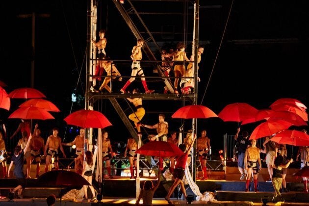 Montréal Complètement Cirque présente ROUGE, sa pyramide de l’amour en ...