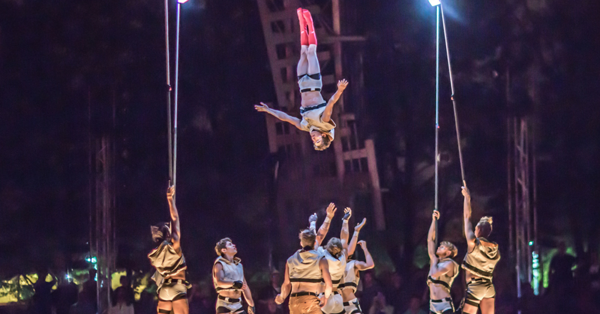 Montréal Complètement Cirque présente ROUGE, sa pyramide de l’amour en ...
