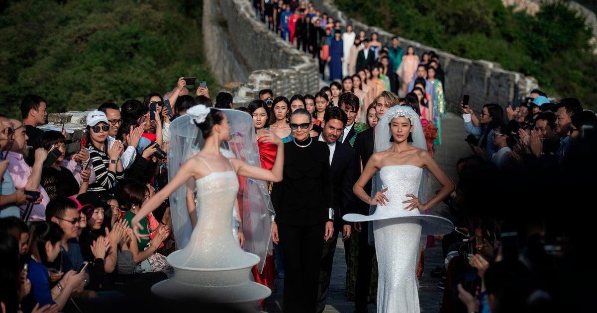 Pierre Cardin s'offre la Grande Muraille de Chine | HuffPost Vivre