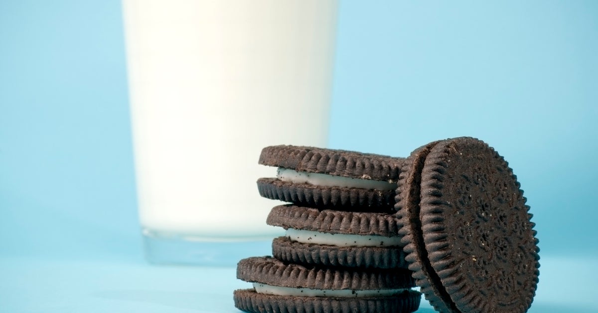 This Is How Long You Should Dunk Your Oreo In Milk For | HuffPost Food ...