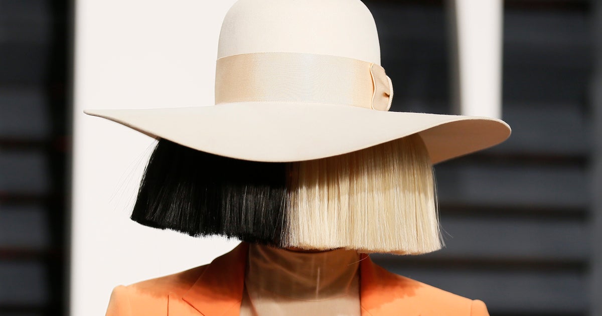 Someone Was Trying To Sell Nude Photos Of Sia So She Tweeted One