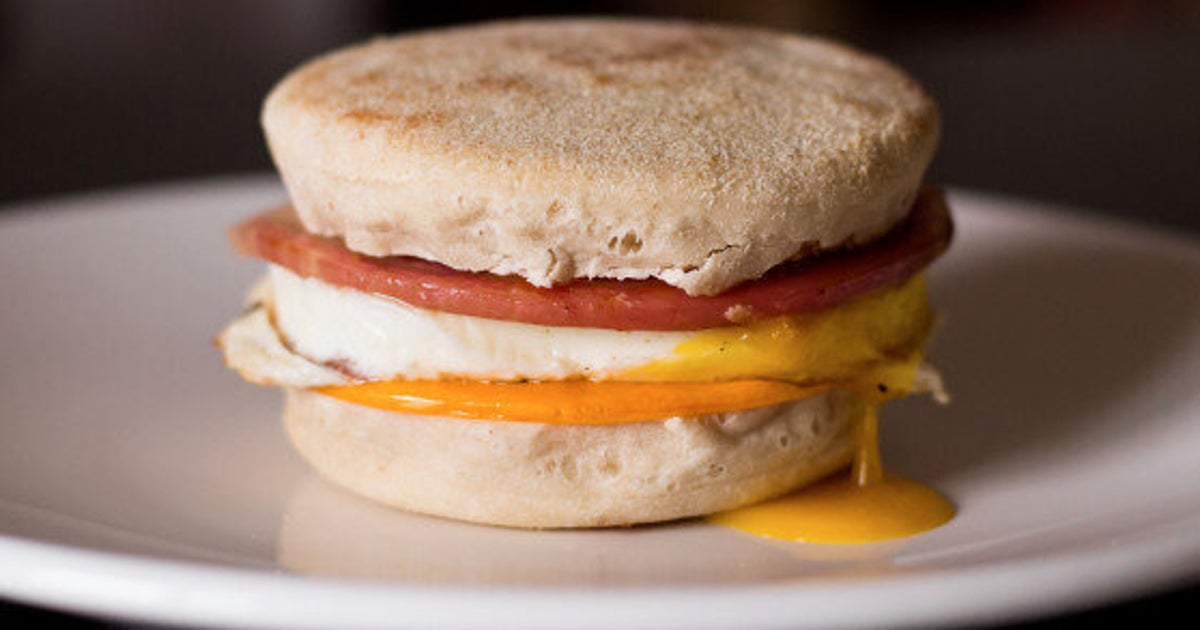 How To Make An Egg Mcmuffin At Home In 60 Seconds Huffpost Life