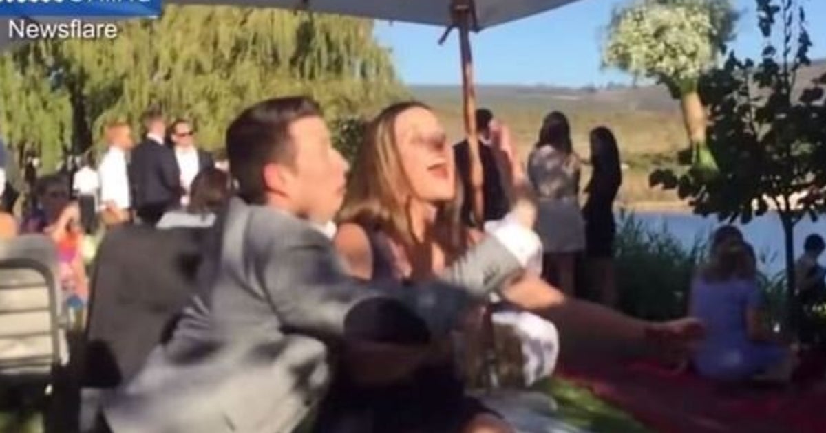 Man Pushes Bouquet Out Of Dates Hands At Wedding Huffpost Life