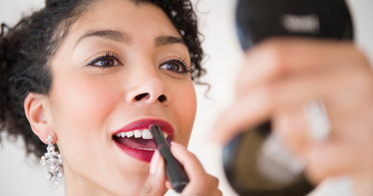 Wearing Makeup Can Help Women Feel Smarter | HuffPost Style