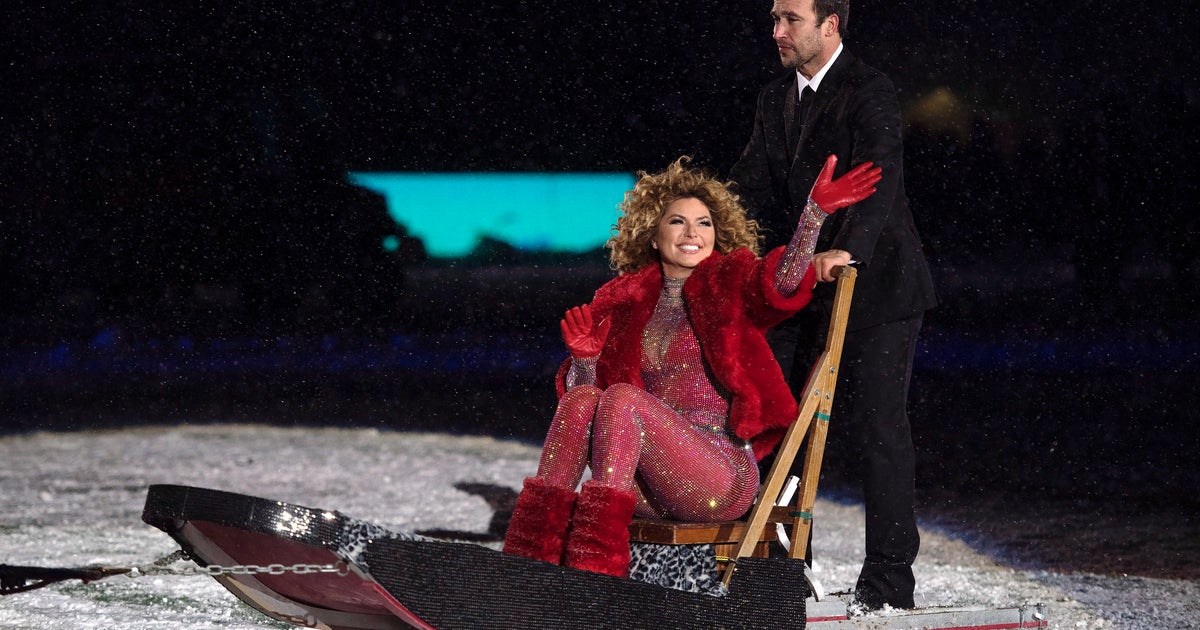 Grey Cup 2017: Shania Twain Arrives At Halftime Show On A Dog Sled ...