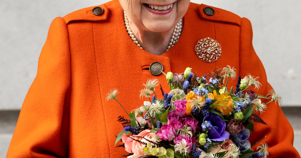Queen Elizabeth II's 1st Personal Instagram Post Has Serious Royal ...