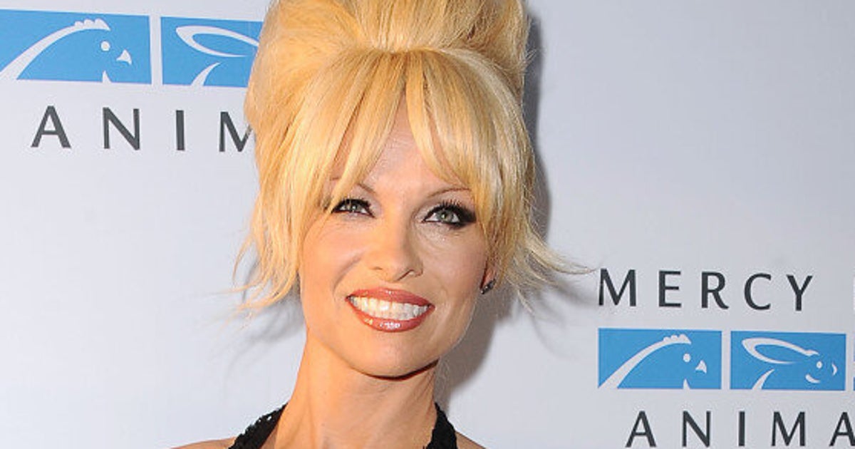 Pamela Andersons Breast Completely Slips Out Of Skimpy Dress Video
