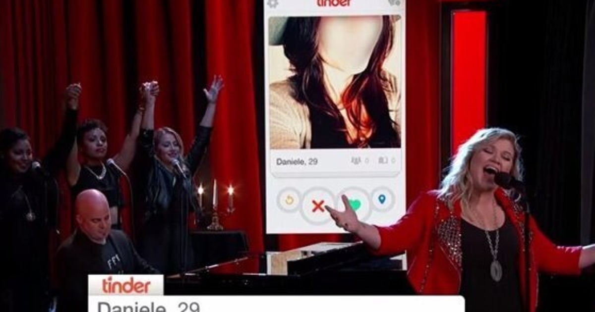 Kelly Clarkson Hilariously Sings People's Tinder Profiles On Jimmy ...