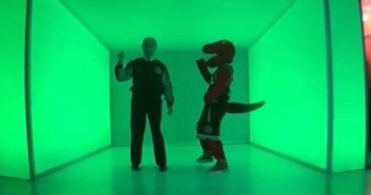 Watch Norm Kelly And The Raptor Dance To Drake's 'Hotline Bling' In ...