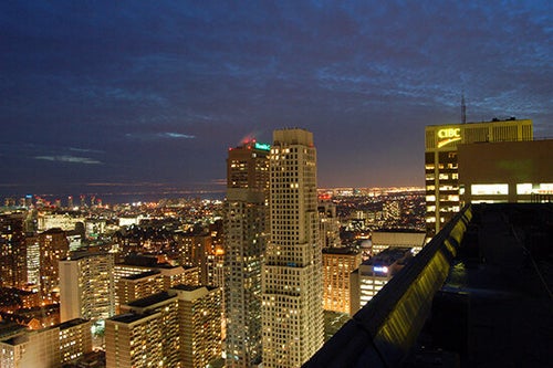 City Rooftop Ledge 113,700+ Skyscraper Rooftop Stock Photos, Pictures