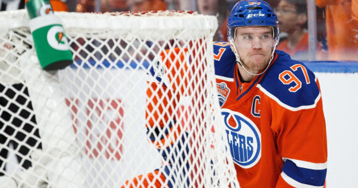 Connor McDavid Photo With Fans Is Adorably Awkward | HuffPost Alberta
