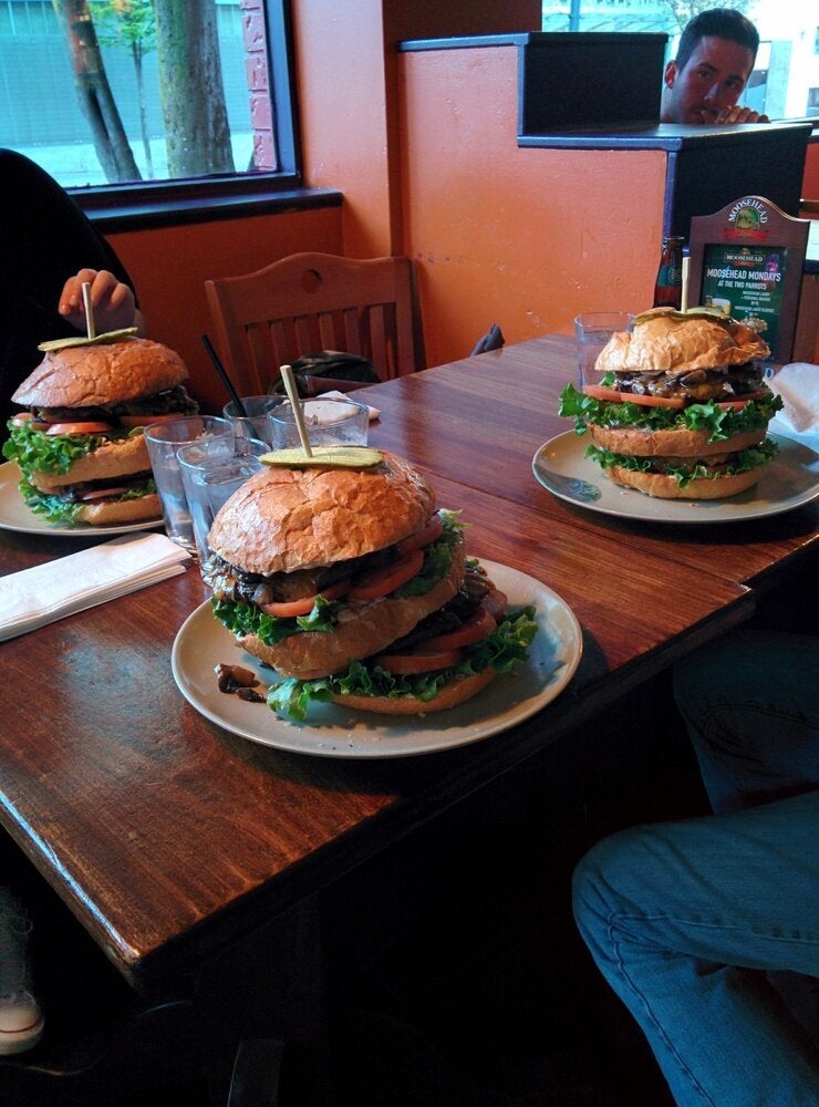 How To Eat A 2-Lb. Burger In An Hour (Or Not) | HuffPost British Columbia How To Eat A 2-Lb. Burger In An Hour (Or Not) | HuffPost British Columbia