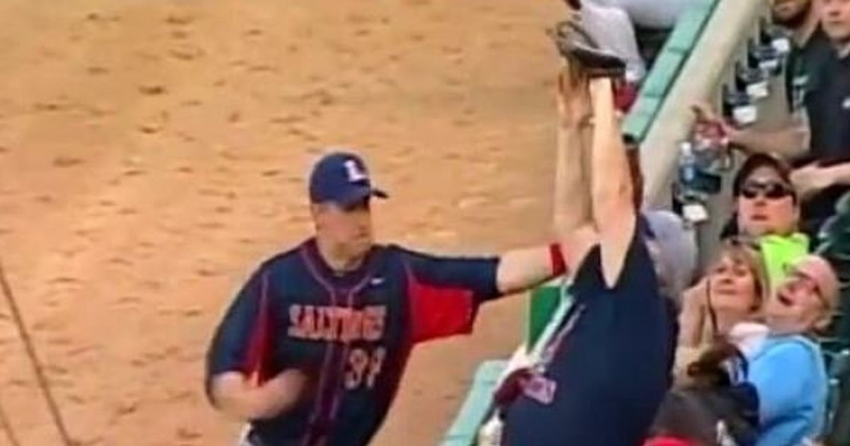 This Baseball Fan Catches Better Than The Guys On The Field (VIDEO ...
