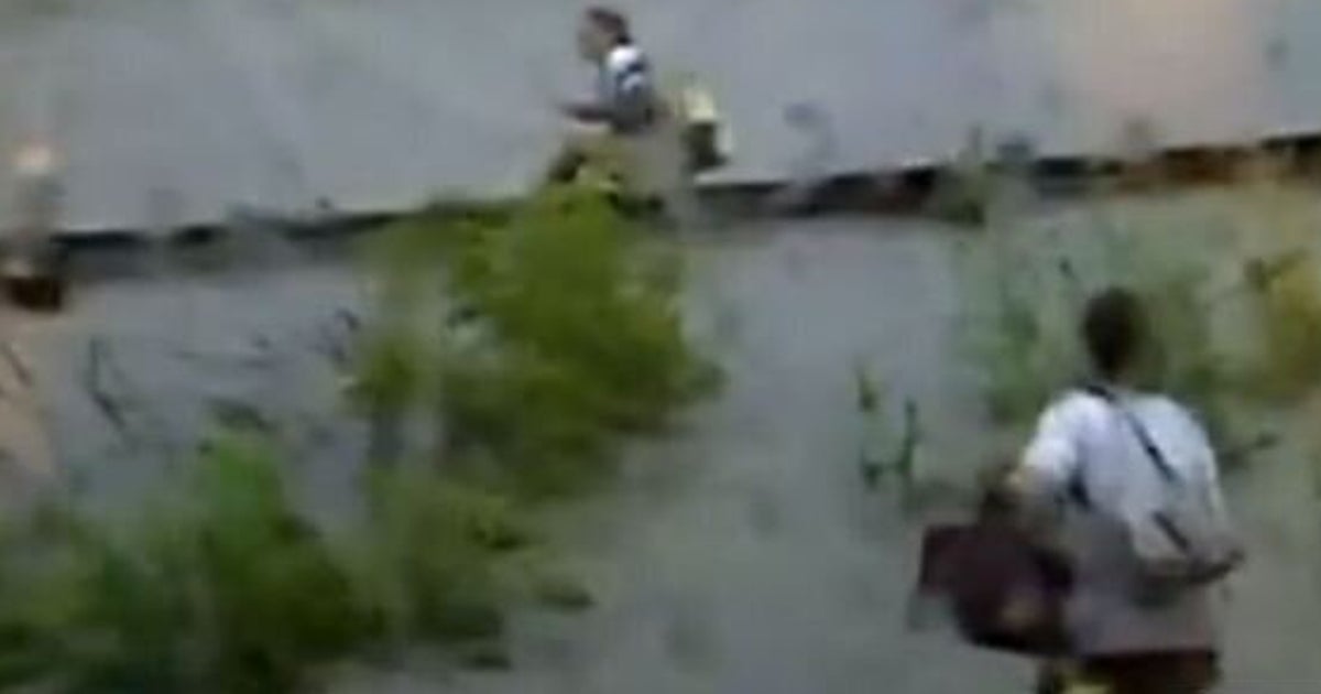 Flooded GO Train Passengers Make An Escape (VIDEO) | HuffPost News