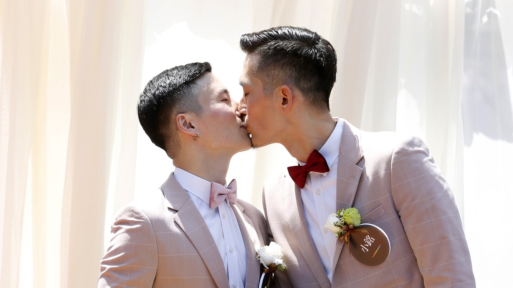 Taiwan Celebrates Asias First Same Sex Marriages As Couples Tie Knot