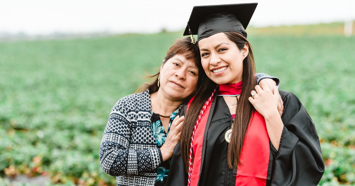 College Grad’s Photo With Immigrant Parents Shows What's Missing In ...