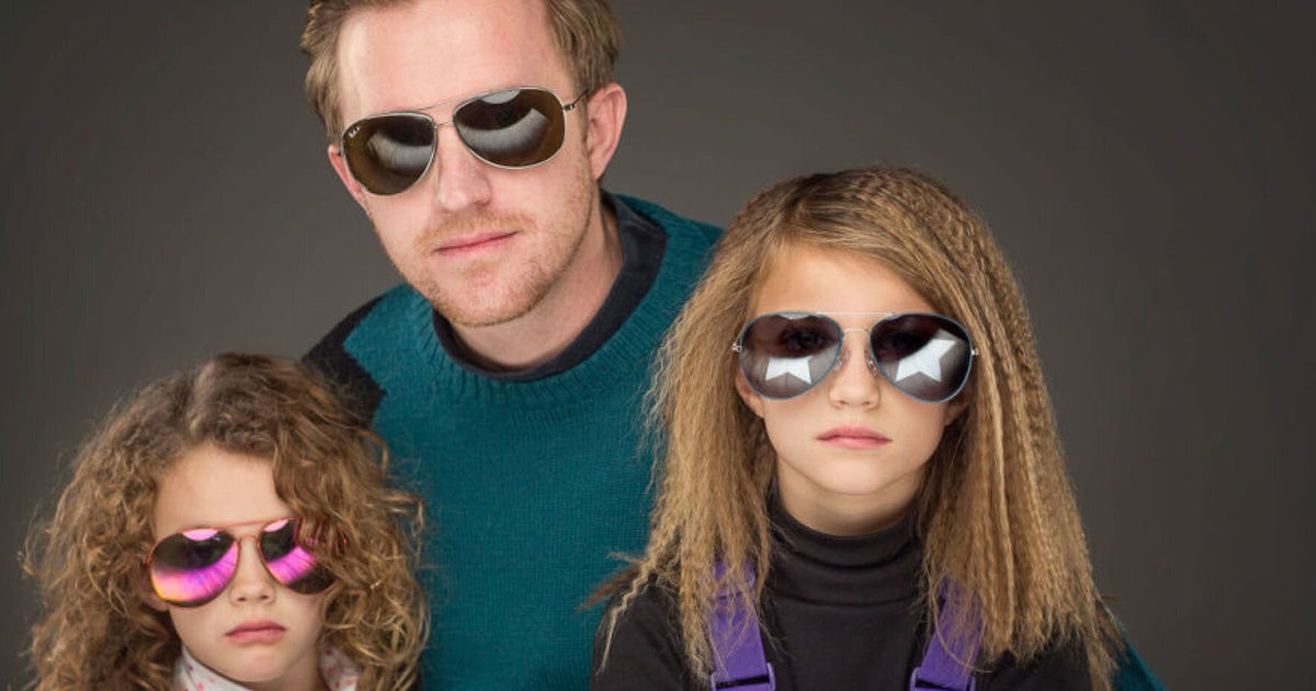 Dad Embraces Single Parenthood By Taking 80s-Style Family Photos And ...
