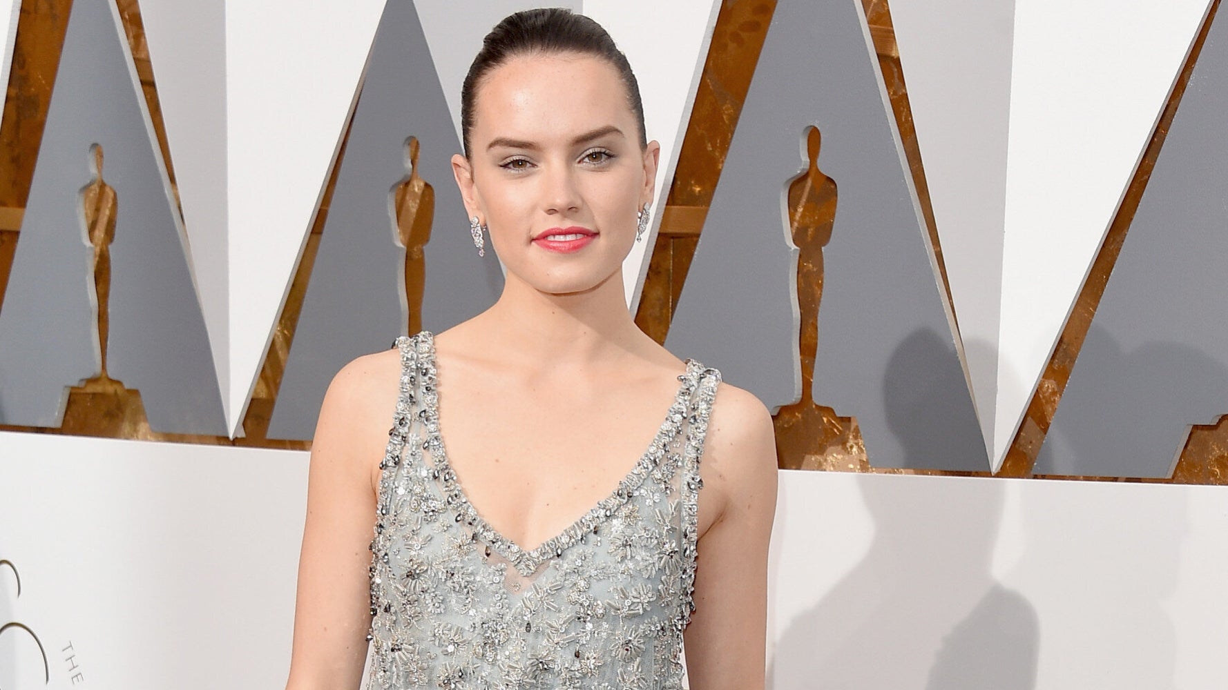 Oscars 2016: Daisy Ridley Is A Silver Siren In Chanel On The Academy ...