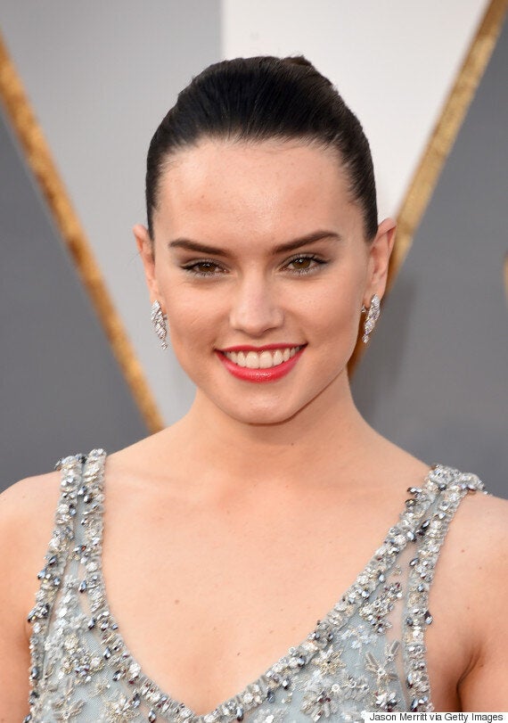 Oscars 2016: Daisy Ridley Is A Silver Siren In Chanel On The Academy ...
