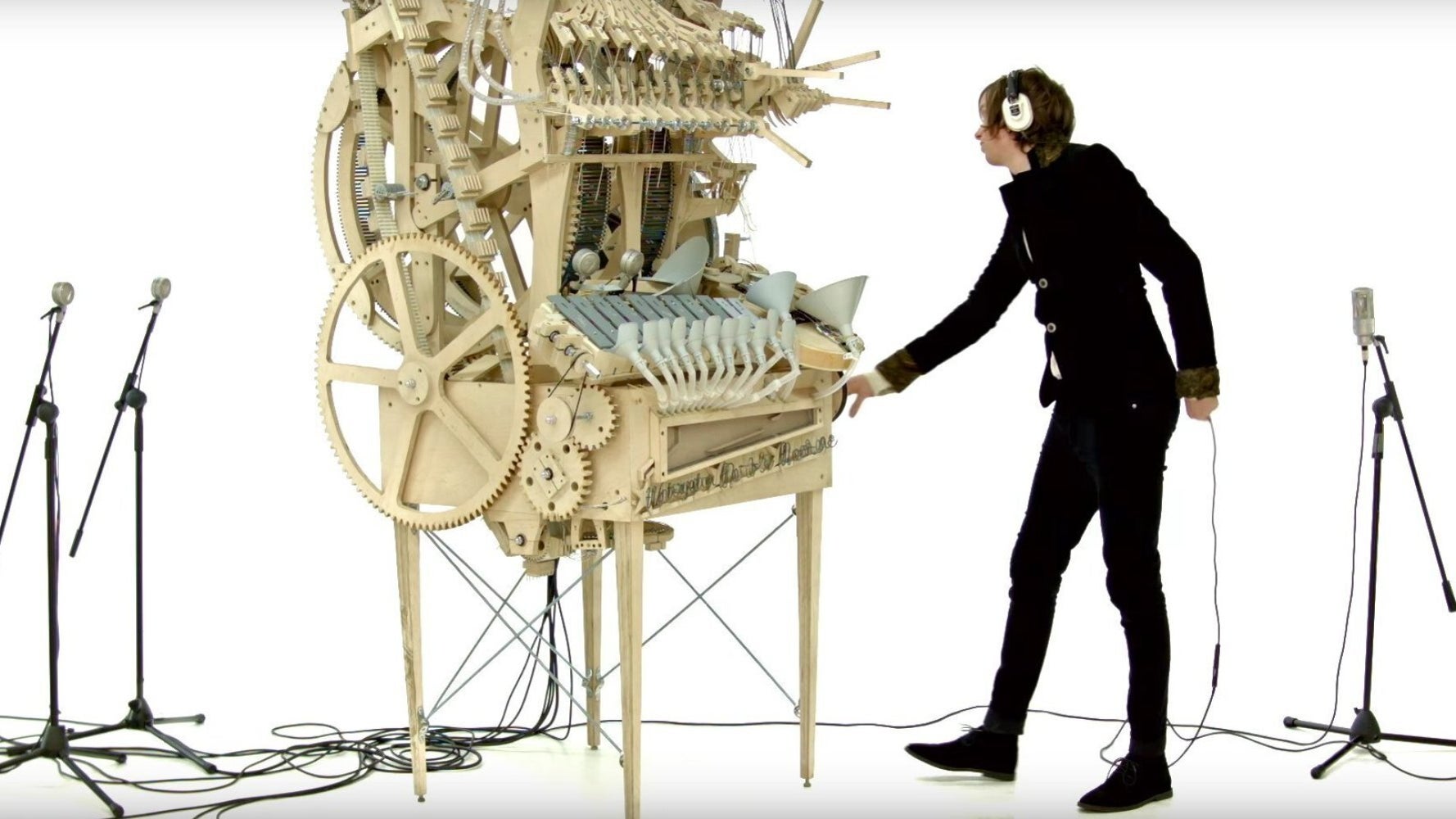 Watch This Musician's Astonishing Invention Use 2000 MARBLES To Play A ...