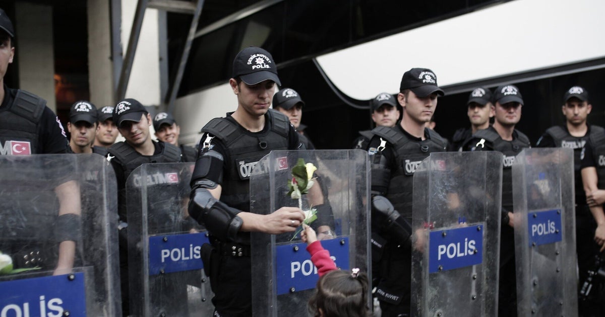 Refugee Crisis: Child Hands Flower To Turkish Riot Police Officer In ...