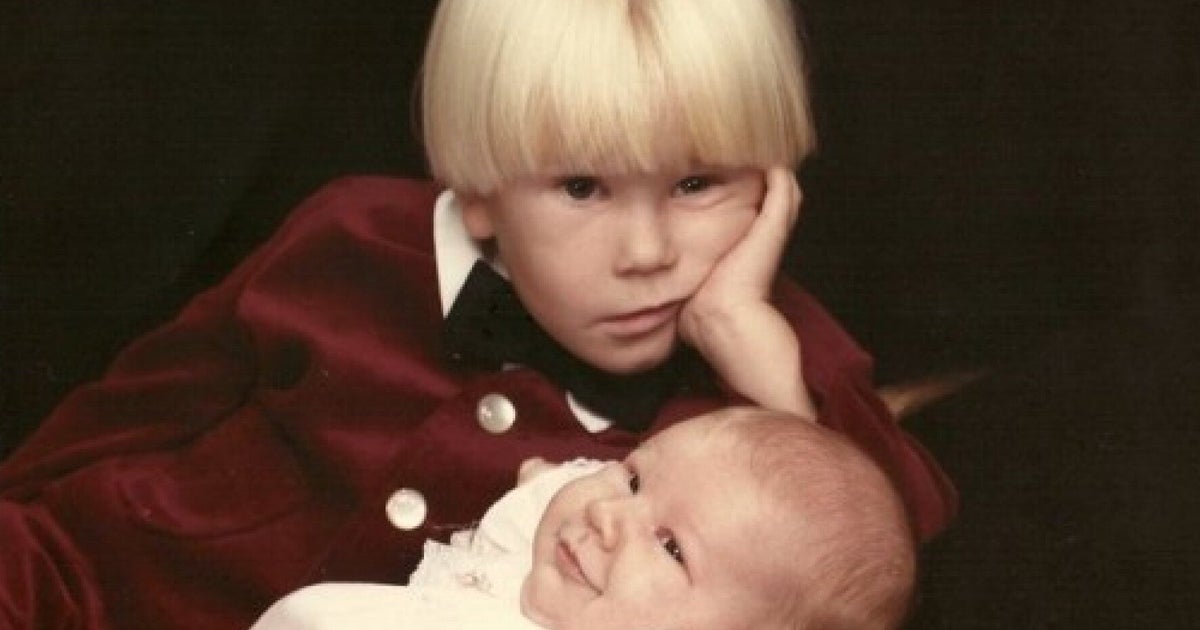 12 Awkward Sibling Photos Show Some Kids Really Don't Want A Brother Or ...