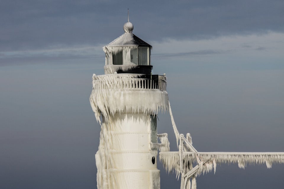 Michigan Lighthouses Covered In Ice Reveals The Picturesque Beauty Of A ...
