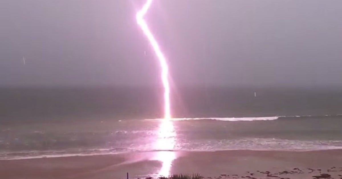 Incredible Video Captures Slow Motion Lightning Strike Daytona Beach ...