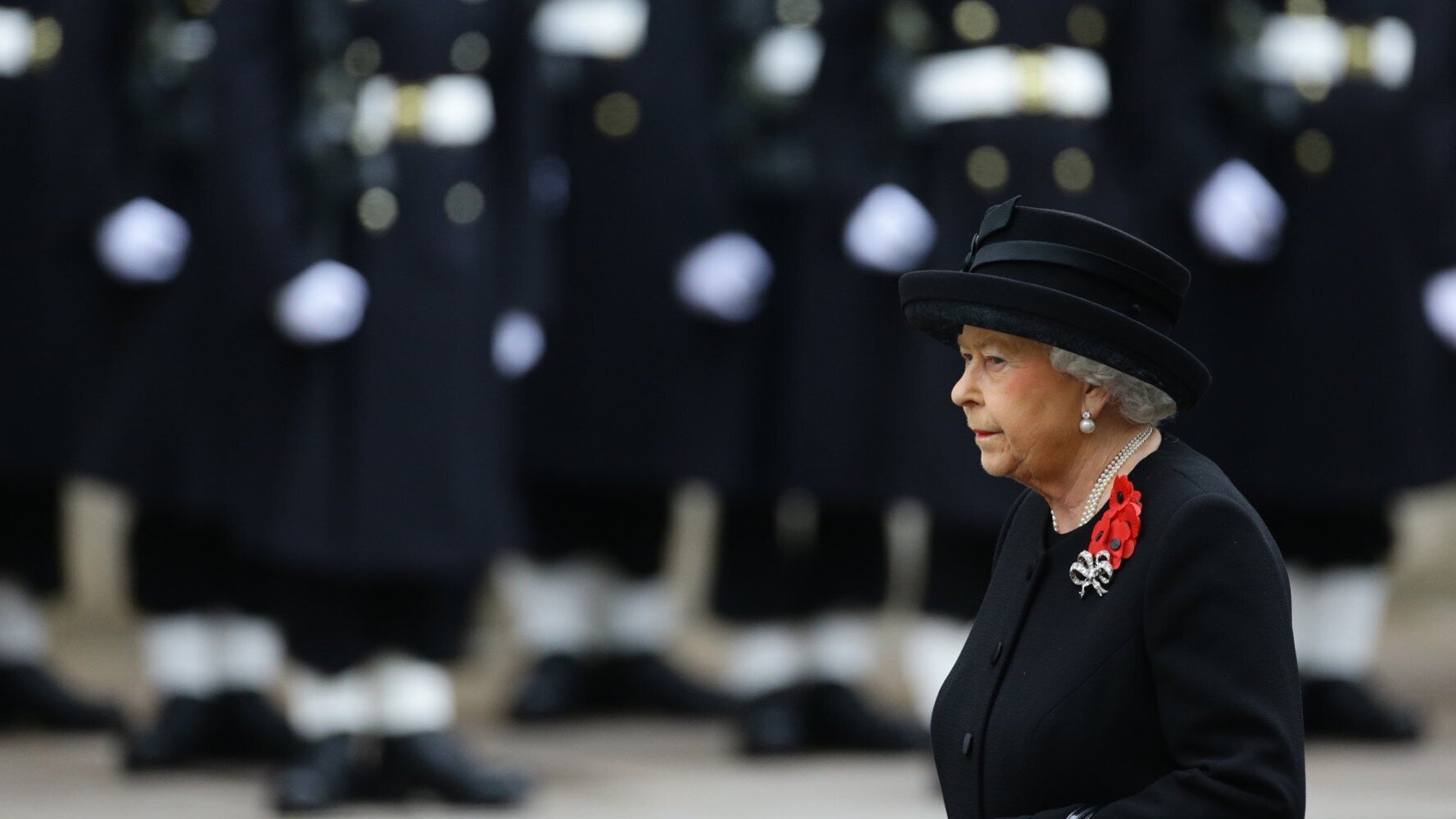 Remembrance Sunday 2015: Queen Leads Silent Tribute To War Dead At ...