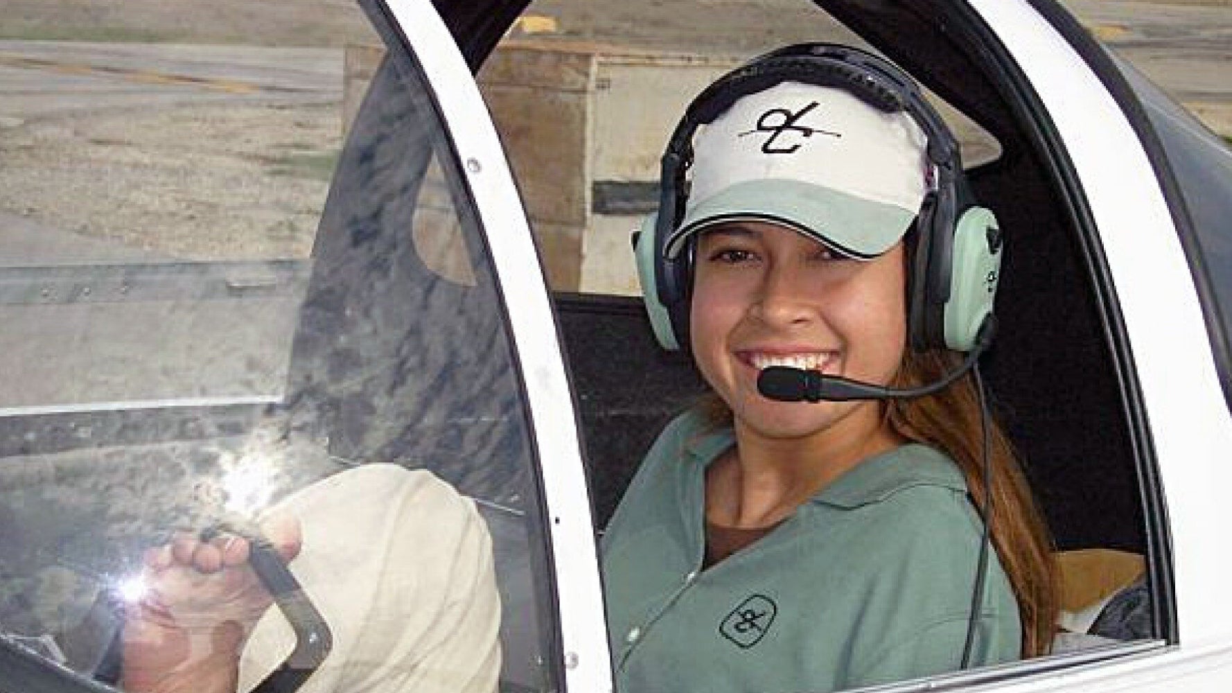 Woman Born Without Arms, Jessica Cox, Defies All Odds To Become Pilot ...