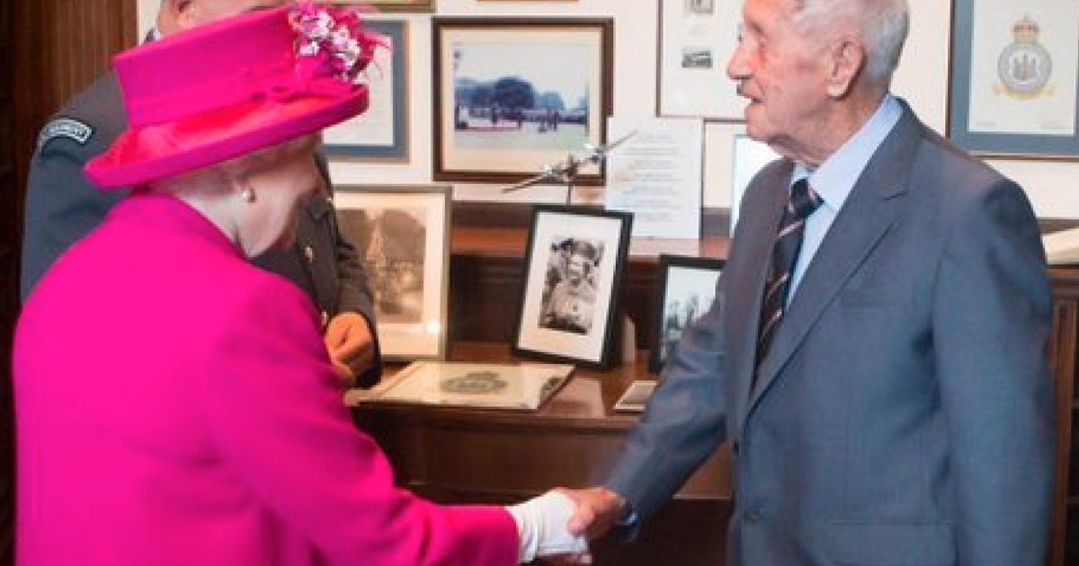 Queen Meets Second World War Pilot Allan Scott Who She Told Off 72 ...