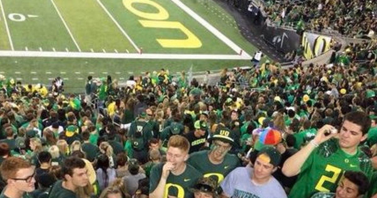 This Is What Oregon Students Do If They're Bored At A Football Game ...