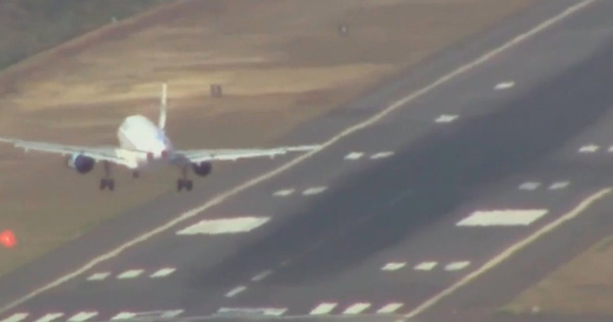 Planes Landing In High Winds At Madeira International Airport In ...