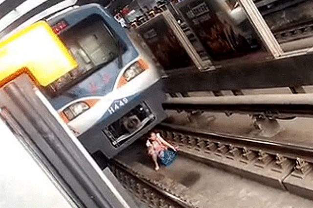 Pregnant Woman Falls Onto Train Tracks And Under Oncoming Train - But ... Pregnant Woman Falls Onto Train Tracks And Under Oncoming Train - But ...