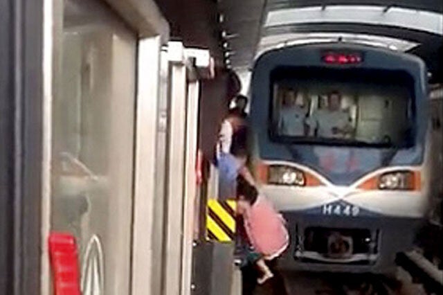 Pregnant Woman Falls Onto Train Tracks And Under Oncoming Train - But ... Pregnant Woman Falls Onto Train Tracks And Under Oncoming Train - But ...