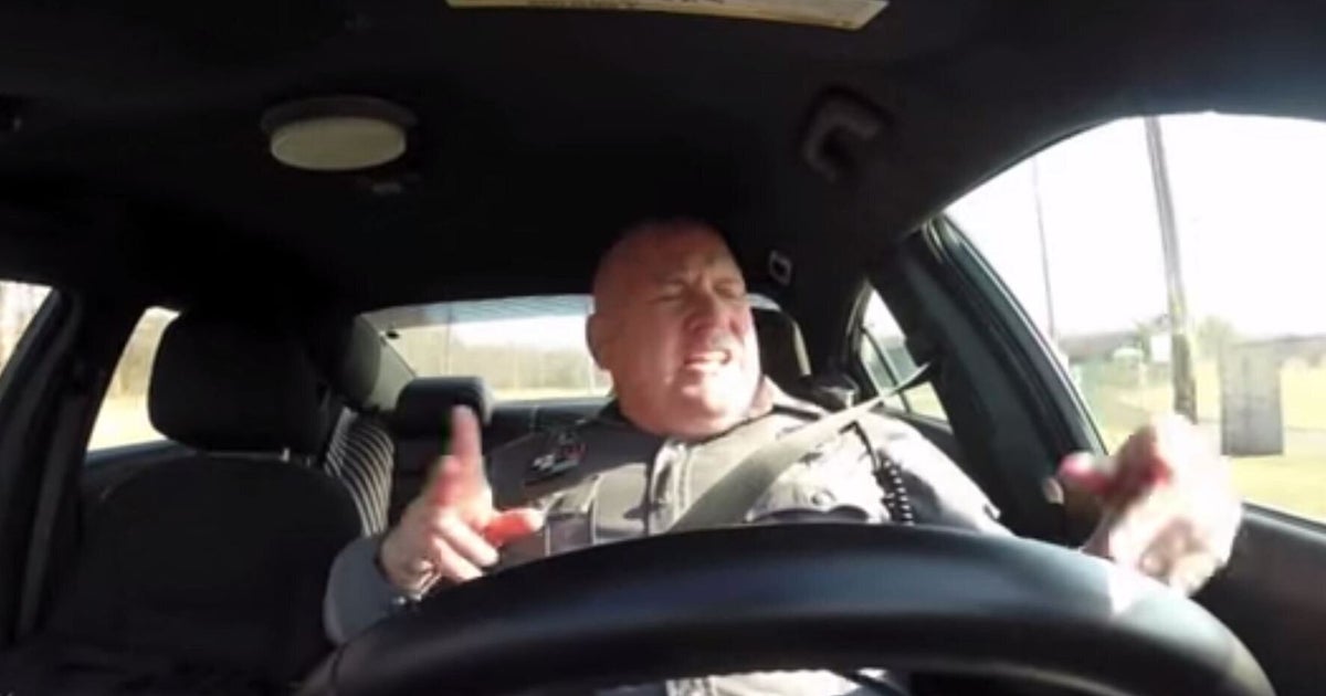 Taylor Swift Responds To Dover Police Officer Singing 'Shake It Off ...