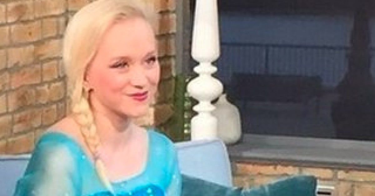 How Dressing Up As Elsa From Frozen Helps This Woman Battle Depression ...